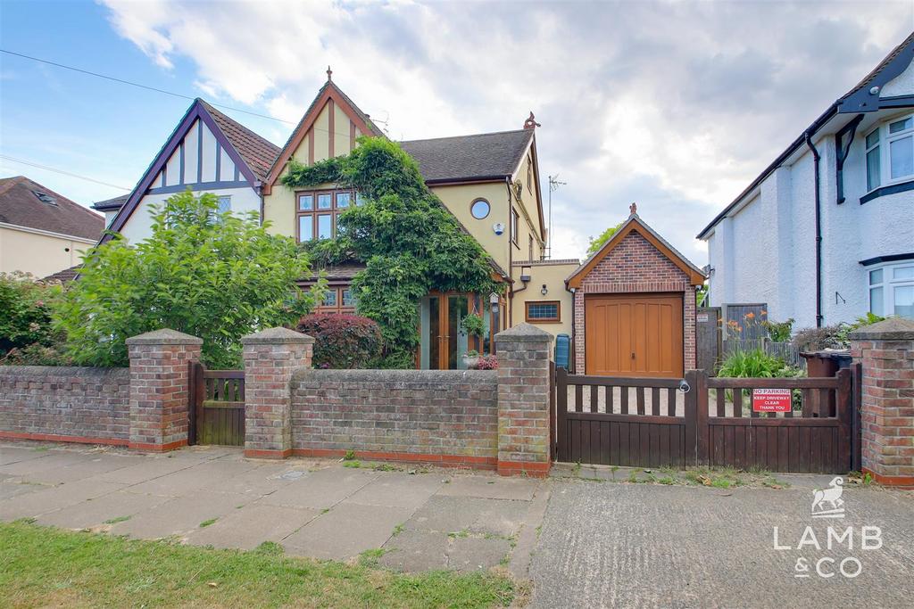 Third Avenue, Clacton-On-Sea CO15 4 bed semi-detached house - £475,000