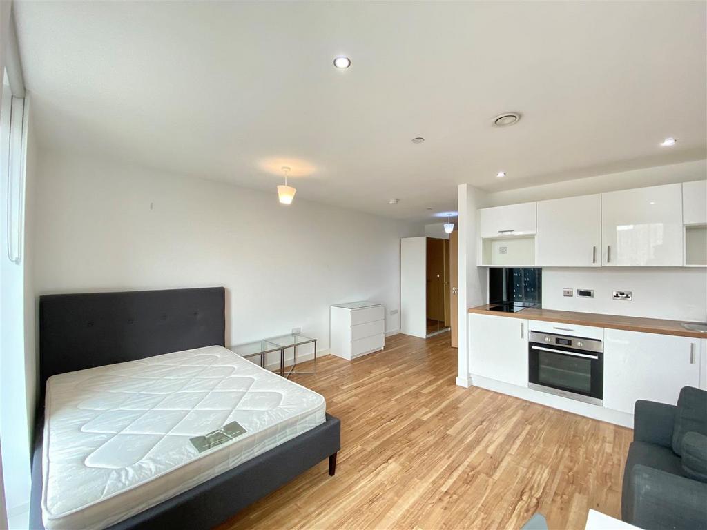 Michigan Point Towers, Michigan... Studio to rent - £875 pcm (£202 pw)
