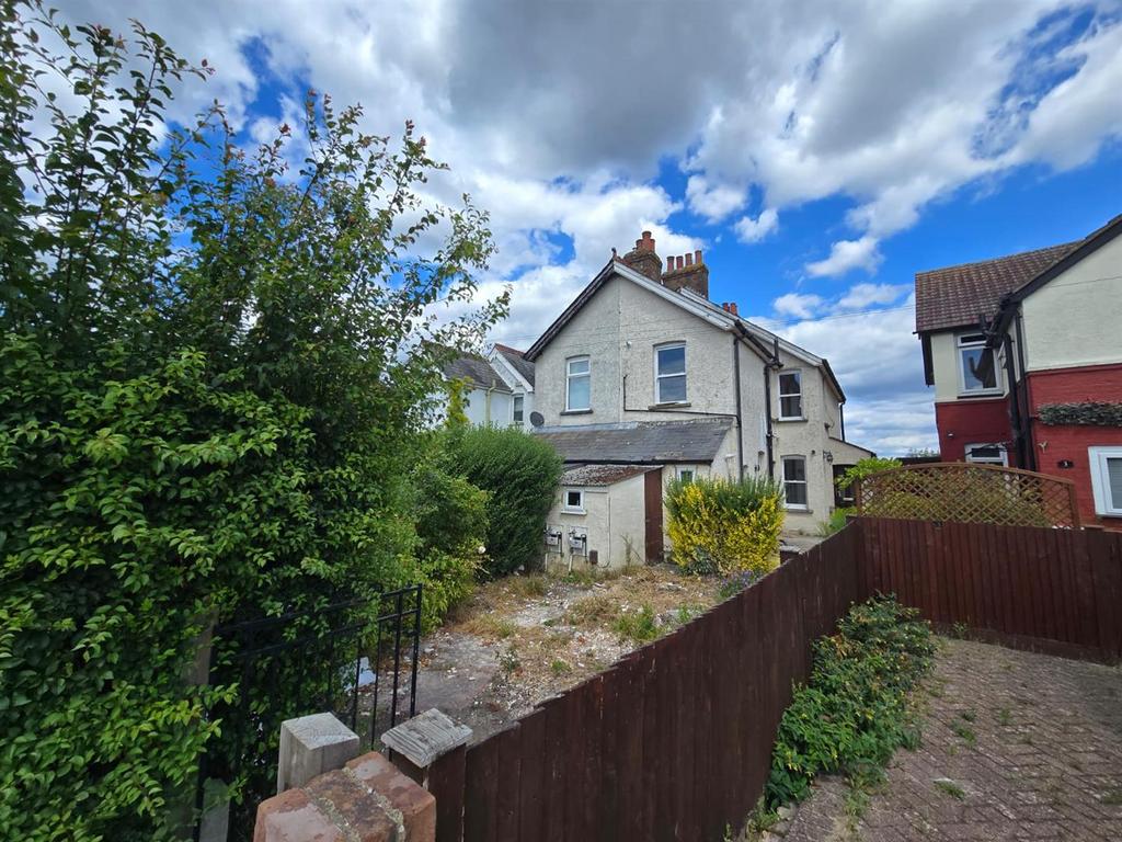 Nelson Road, Caterham 1 bed flat - £1,495 pcm (£345 pw)