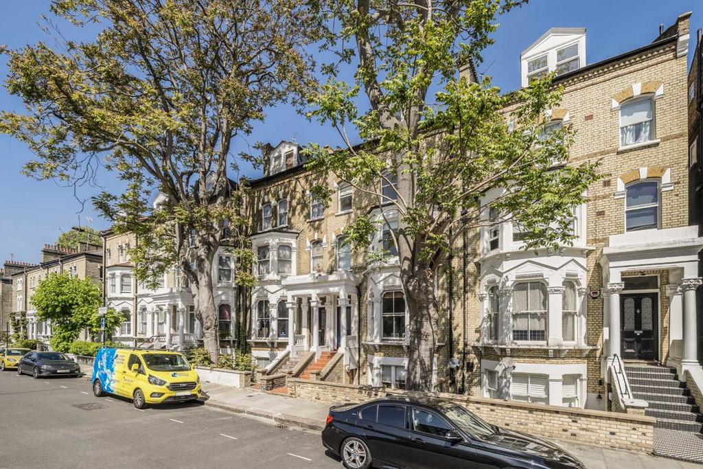 Edith Road, London W14 3 bed flat - £3,500 pcm (£808 pw)