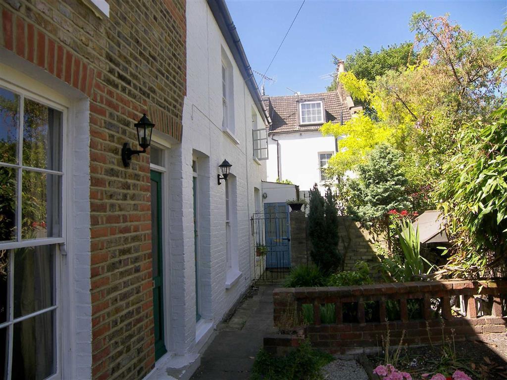 Watts Lane, Teddington TW11 2 bed house to rent - £2,195 pcm (£507 pw)