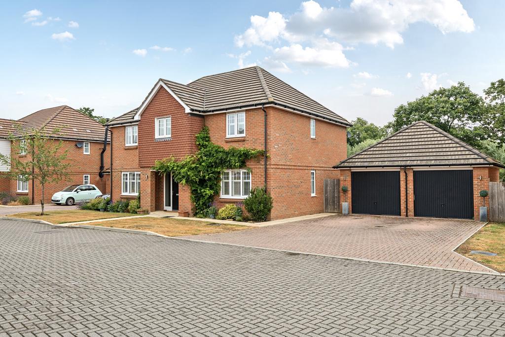 River Walk, Fetcham, KT22 5 bed detached house for sale - £999,950