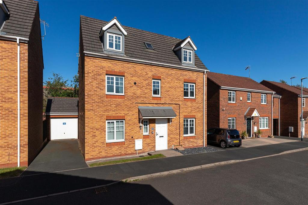 Waterlily Close, Stoke-On-Trent ST1 4 bed cottage - £260,000