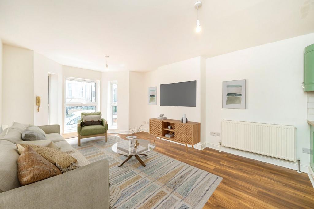 Floyd Road, Charlton, SE7 4 bed flat - £600,000