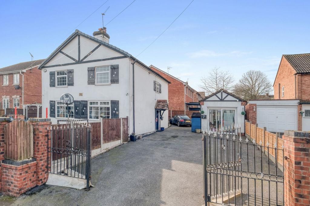 Studley Road, Redditch, B98 4 bed detached house - £360,000