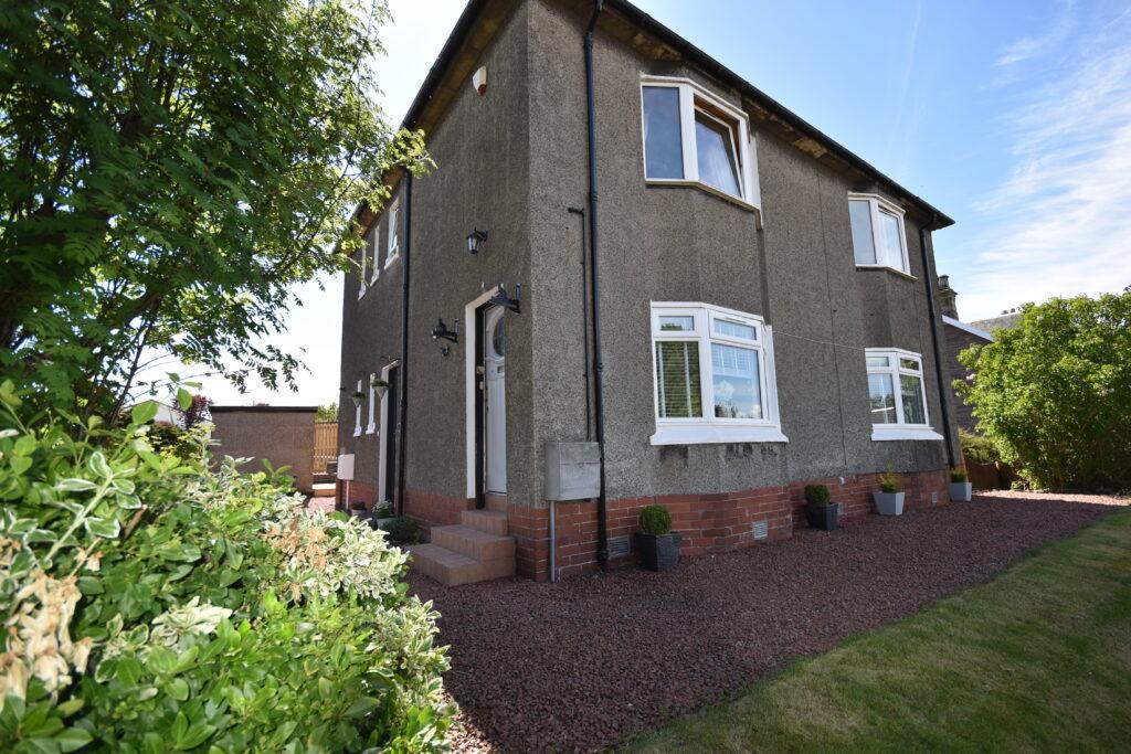 Whitehill Crescent, Lanark, ML11 9HG 2 bed flat - £144,000