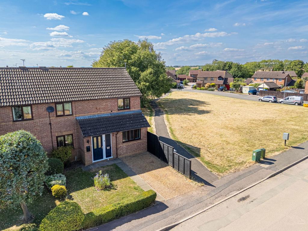 Matlock Way, Kettering NN14 3 bed semi-detached house for sale - £259,000