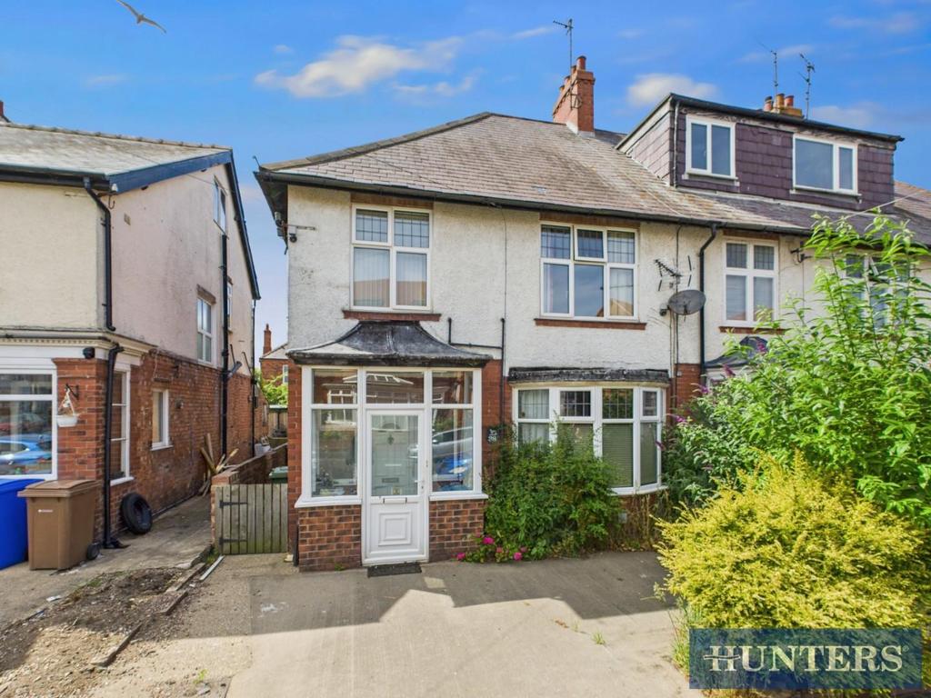 Roundhay Road, Bridlington 3 bed end of terrace house for sale - £250,000