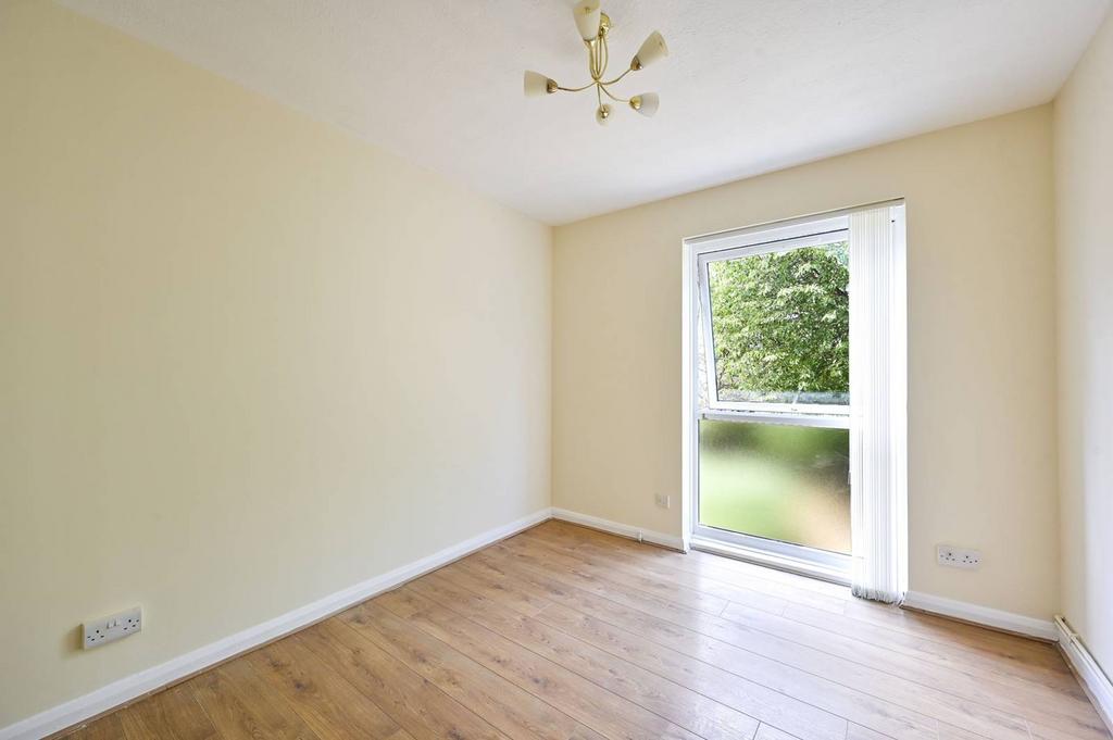 Lambourn Grove, Kingston, Kingston... 2 bed flat - £2,300 pcm (£531 pw)