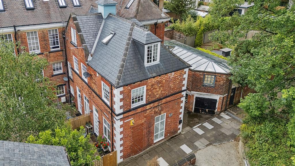Allerton Hall Courtyard, Leeds LS7 2 bed duplex for sale - £300,000