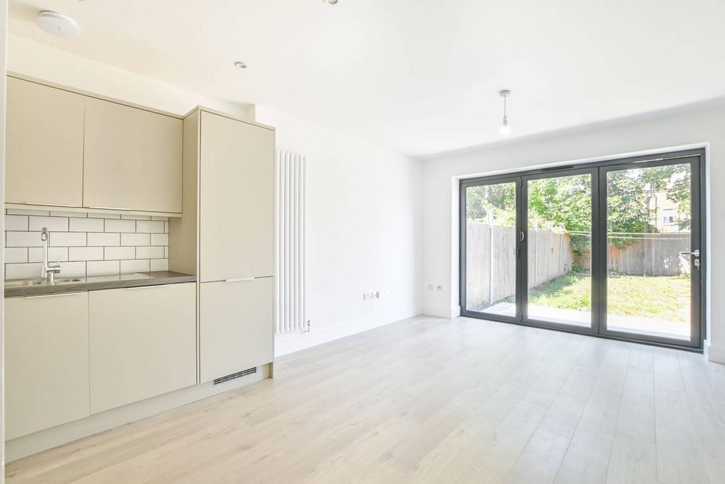 Brownlow Road, Harlesden, NW10 3 bed flat for sale - £475,000