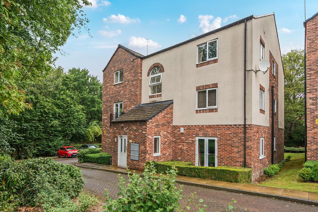 8, Potternewton Mount, Leeds LS7 2 bed flat - £165,000