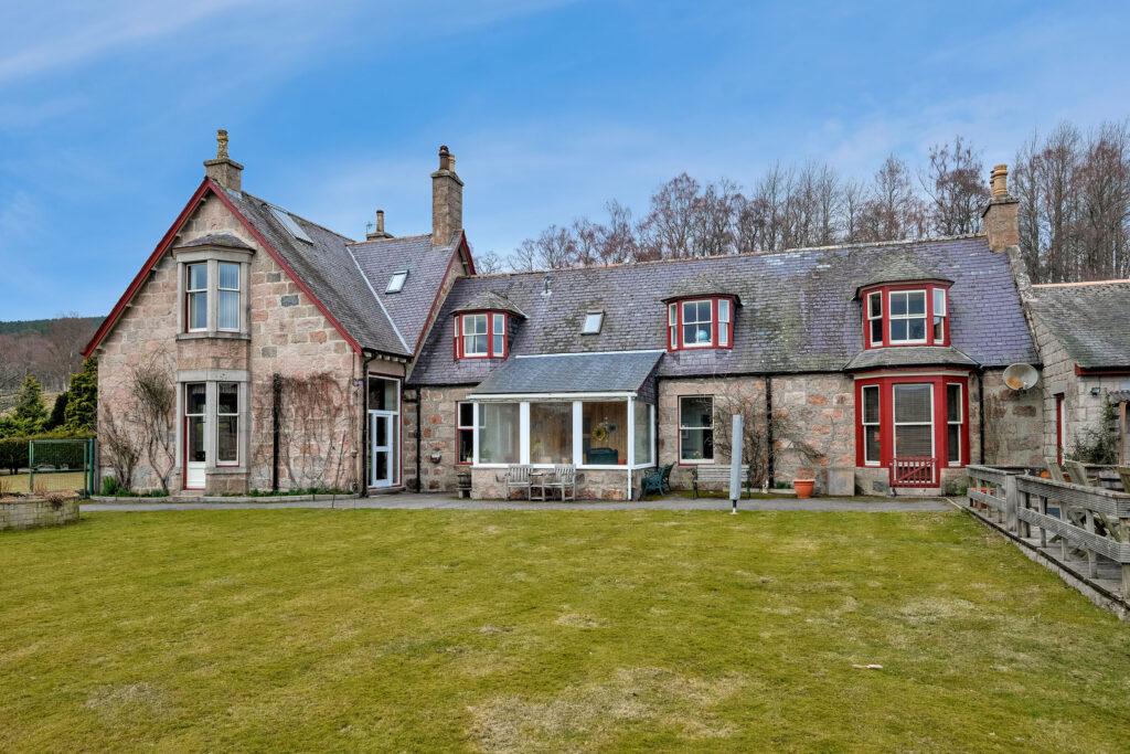 Bridge Of Gairn, Aberdeenshire AB35 7 bed detached house - £475,000