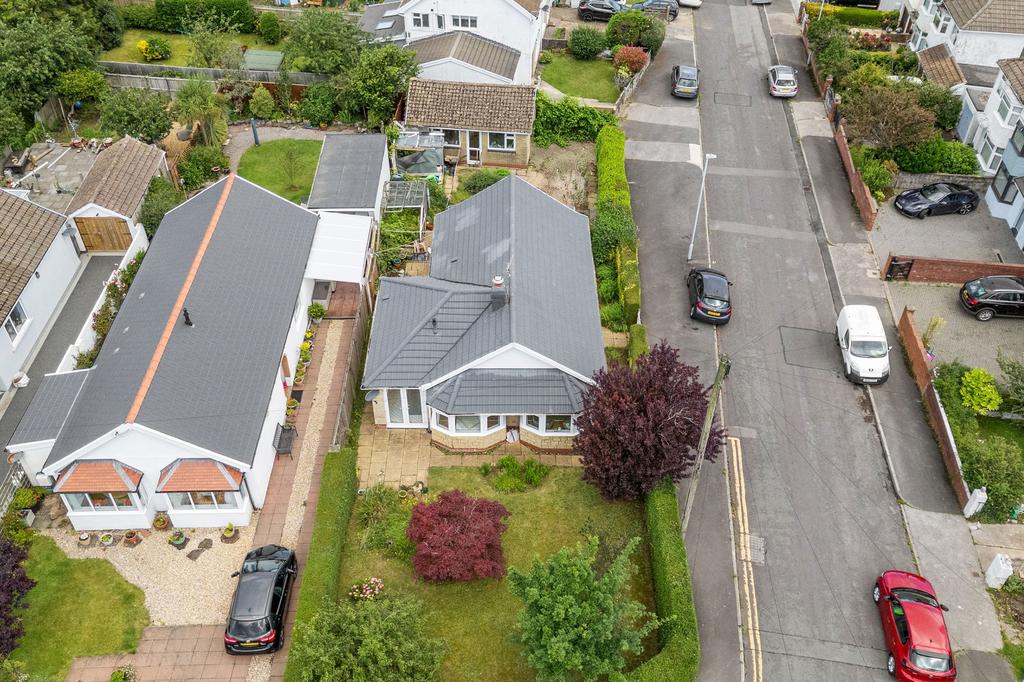 Three Cliffs Drive, Swansea SA3 2 bed detached bungalow - £250,000