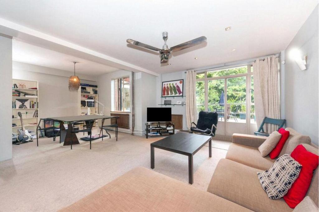 Cranfield House, London WC1B 2 bed apartment - £3,900 pcm (£900 pw)