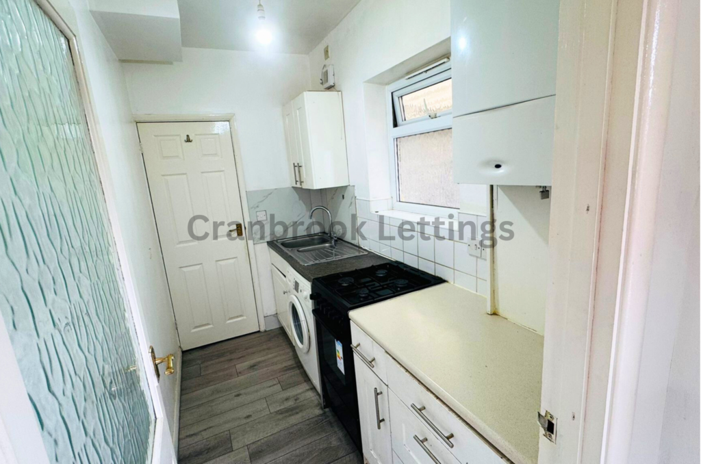 Ilford, IG6 Studio - £1,300 pcm (£300 pw)