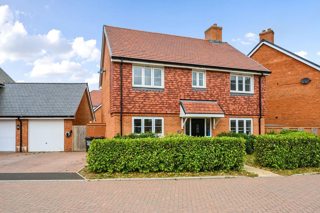 Honeysuckle Avenue, Hailsham BN27 4 bed detached house for sale - £450,000