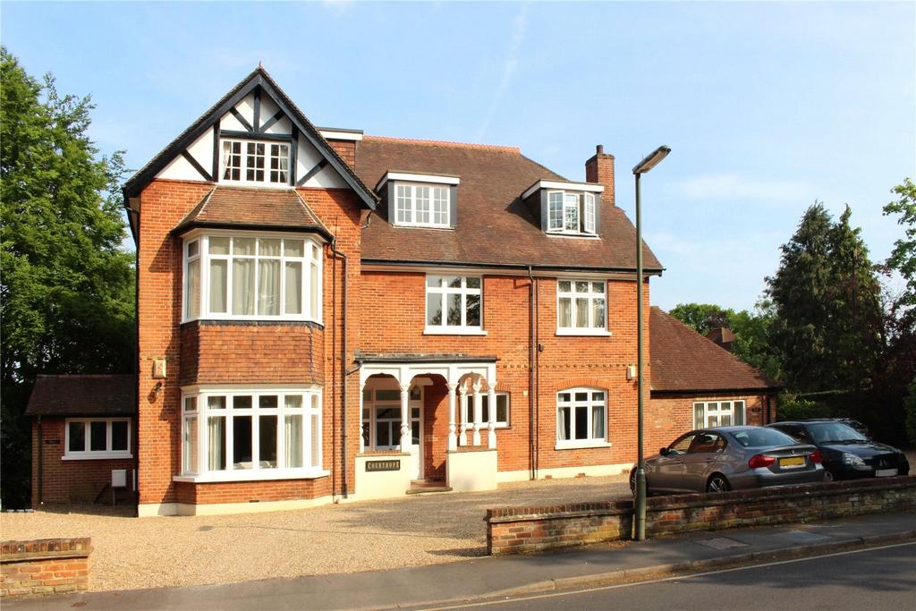 Pembroke Road, Surrey GU22 2 bed flat - £410,000