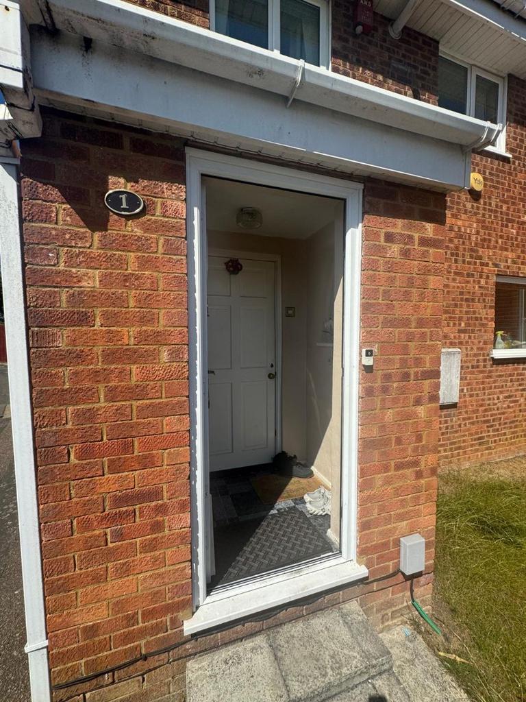 Luton LU1 3 bed semi-detached house to rent - £1,600 pcm (£369 pw)