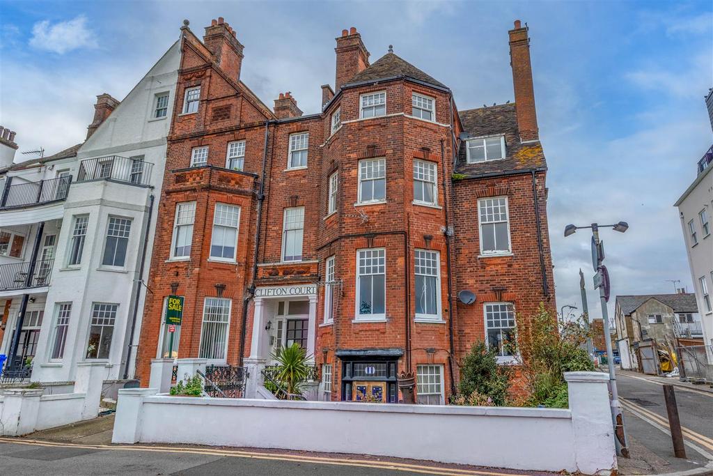 ROYAL TERRACE, Southend-On-Sea 2 bed apartment for sale - £270,000