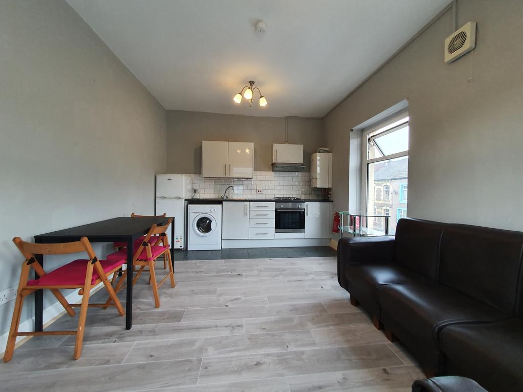 Railway Street, Splott, Cardiff... 2 bed flat - £1,150 pcm (£265 pw)