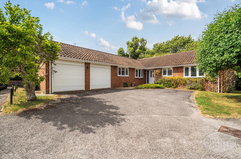 Byworth Close, Farnham, Surrey, GU9 3 bed bungalow for sale - £800,000