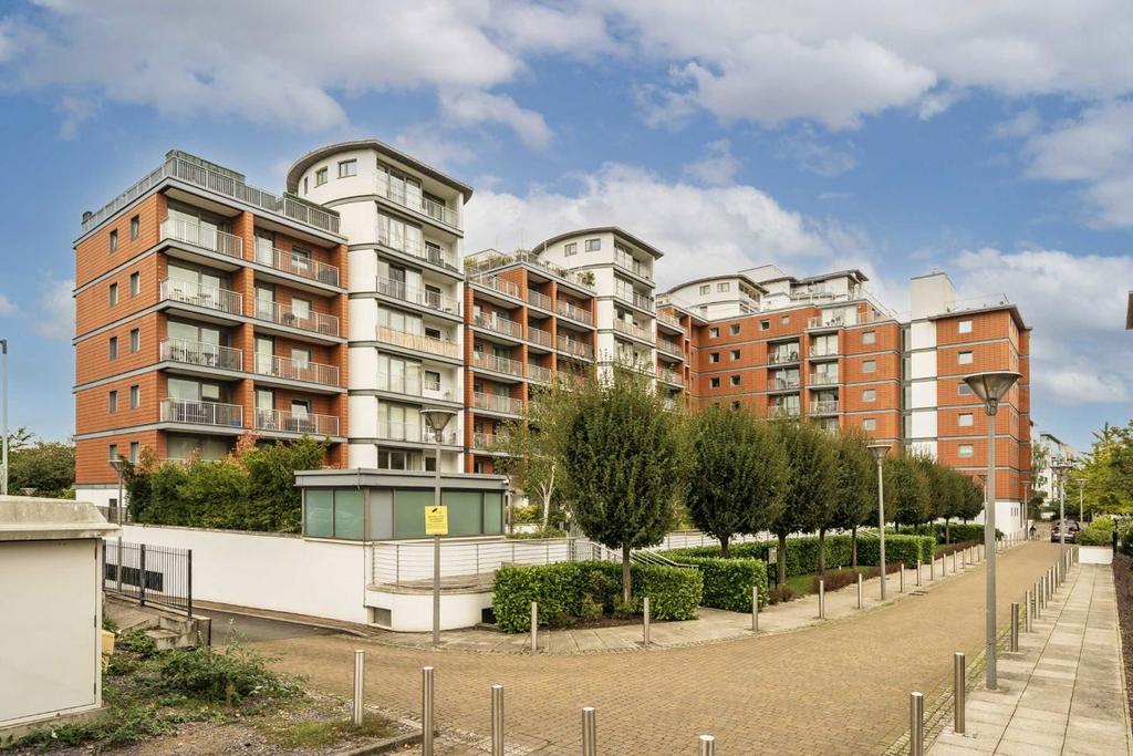 Holland Gardens, Brentford TW8 1 bed flat - £1,746 pcm (£403 pw)