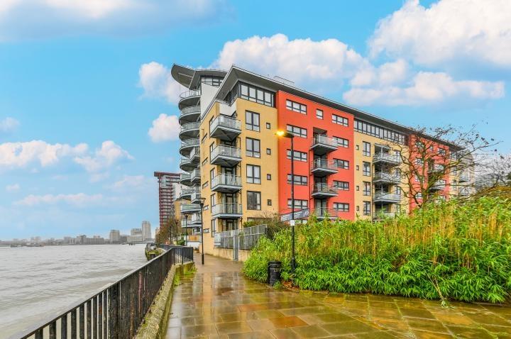Ocean Wharf, 60 Westferry Road... 3 bed flat - £650,000