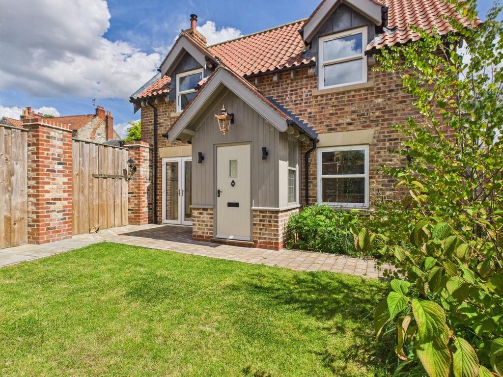 143 Westgate, Pickering YO18 2 bed detached house - £950 pcm (£219 pw)
