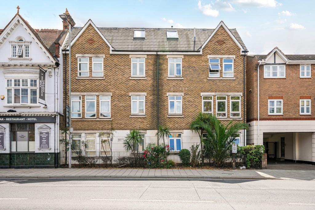 London Road, Kingston Upon Thames, KT2 2 bed flat - £1,900 pcm (£438 pw)