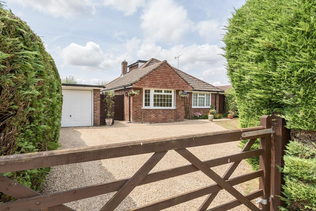 Fairlands Road, Fairlands, Guildford... 4 bed bungalow for sale - £650,000