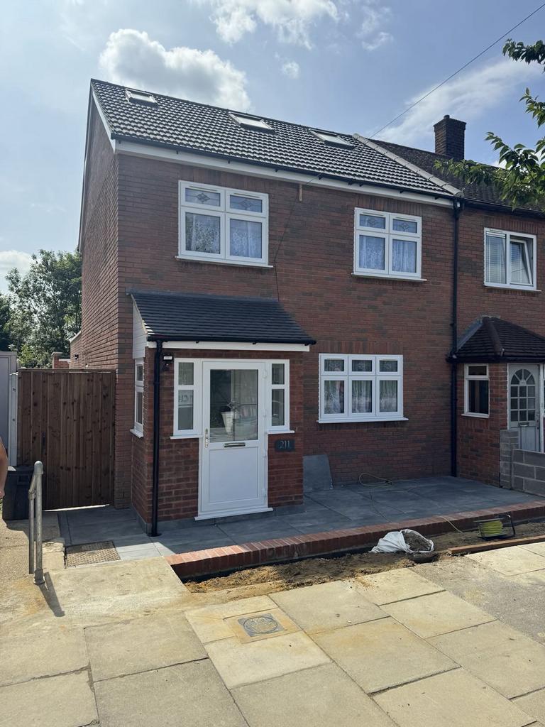 Huntsman Road, Ilford, IG6 4 bed house - £2,800 pcm (£646 pw)