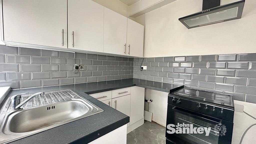 Thoresby Street, Mansfield, NG18 2 bed terraced house - £110,000