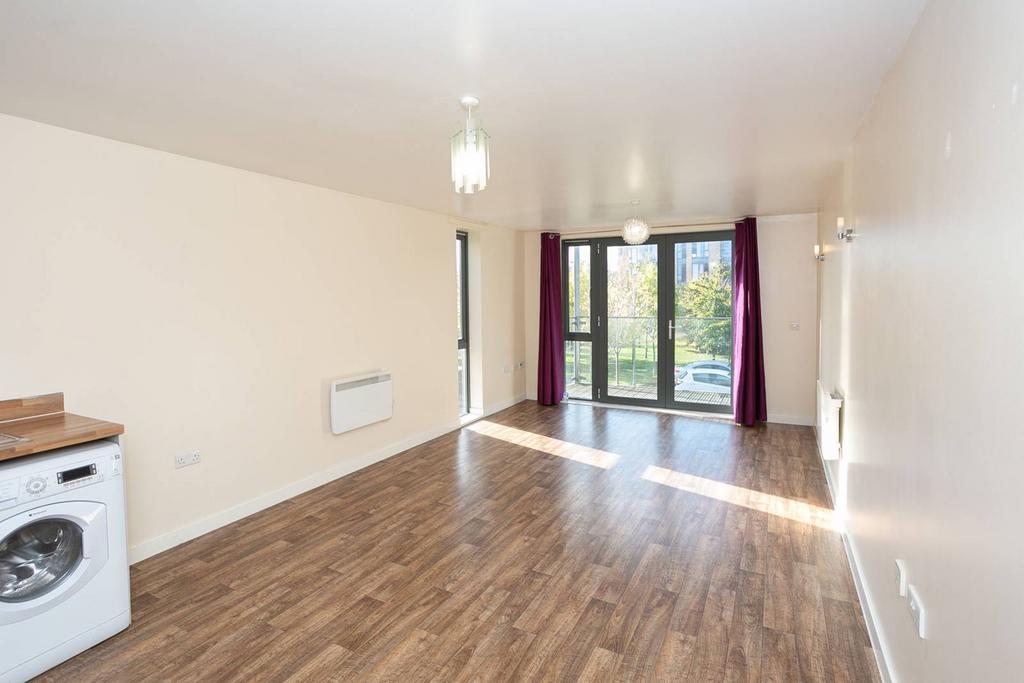 Goddard Drive, WD23, Bushey, WD23 2 bed flat - £1,750 pcm (£404 pw)