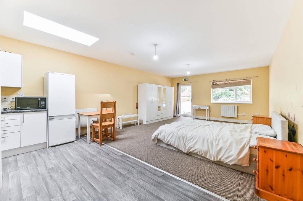 Chipstead Valley Road, Coulsdon, CR5 1 bed flat - £1,000 pcm (£231 pw)