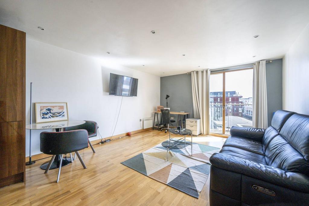 Frances Wharf, Poplar, London, E14 2 bed flat - £2,384 pcm (£550 pw)