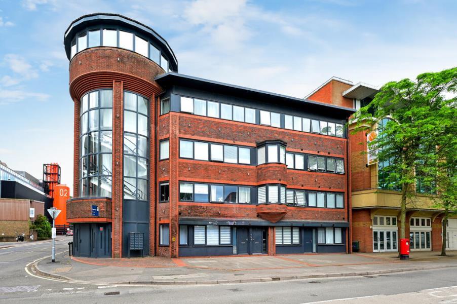 Goldsworth road, Woking GU21 1 bed apartment to rent - £1,200 pcm (£277 pw)