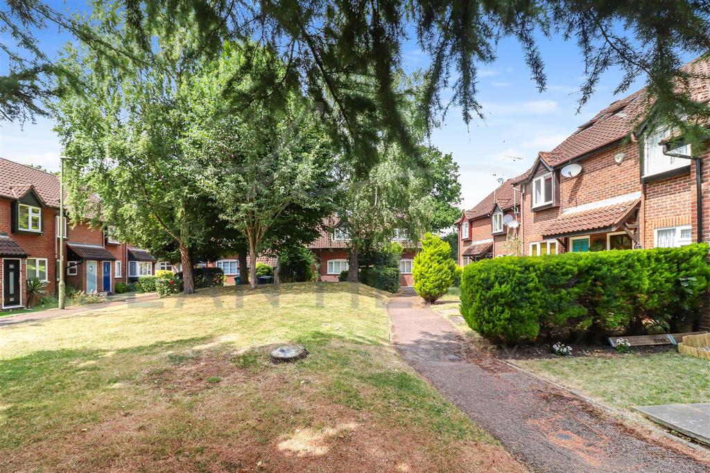 Boleyn Way, Barnet EN5 3 bed terraced house - £560,000