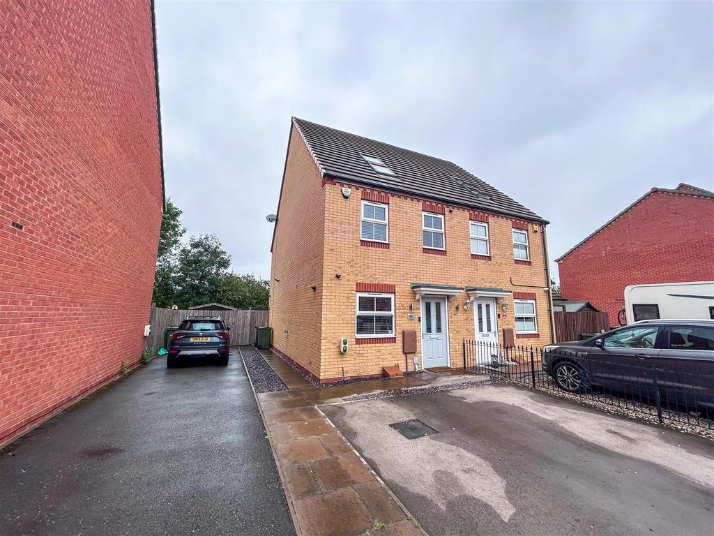 Brythill Drive, Brierley Hill, DY5 3LU 3 bed townhouse - £260,000