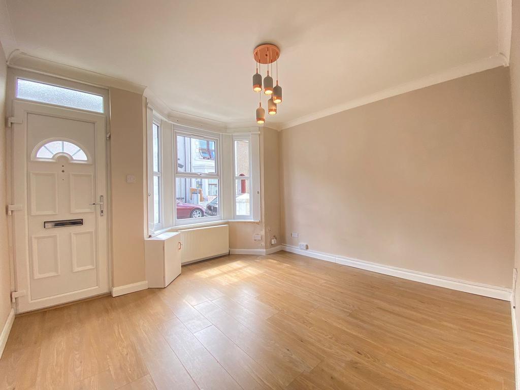 Gordon Road, Gillingham ME7 2NE 3 bed terraced house - £1,250 pcm (£288 pw)