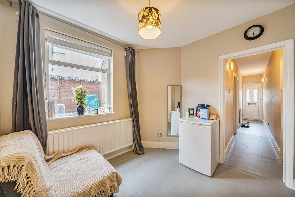 Kimble Road, Colliers Wood, London, SW19 1 bed maisonette - £350,000