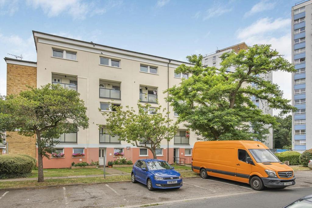 Simpson Road, Hounslow TW4 3 bed flat - £1,750 pcm (£404 pw)