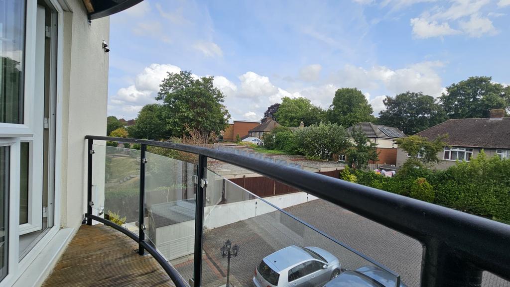 Eaton Road, Sutton SM2 2 bed flat to rent - £1,800 pcm (£415 pw)