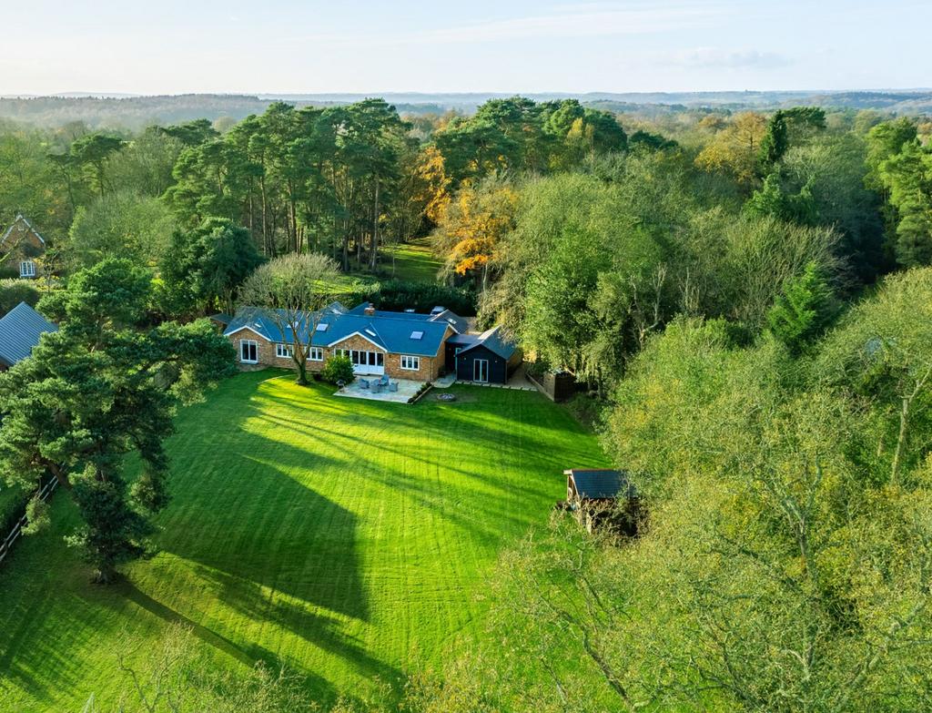 Star Hill, Churt, Farnham, Surrey, GU10 4 bed detached house - £1,750,000