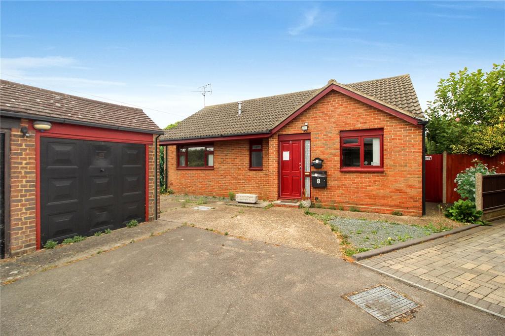 Hainault Avenue, Rochford, Essex, SS4 3 bed bungalow - £325,000