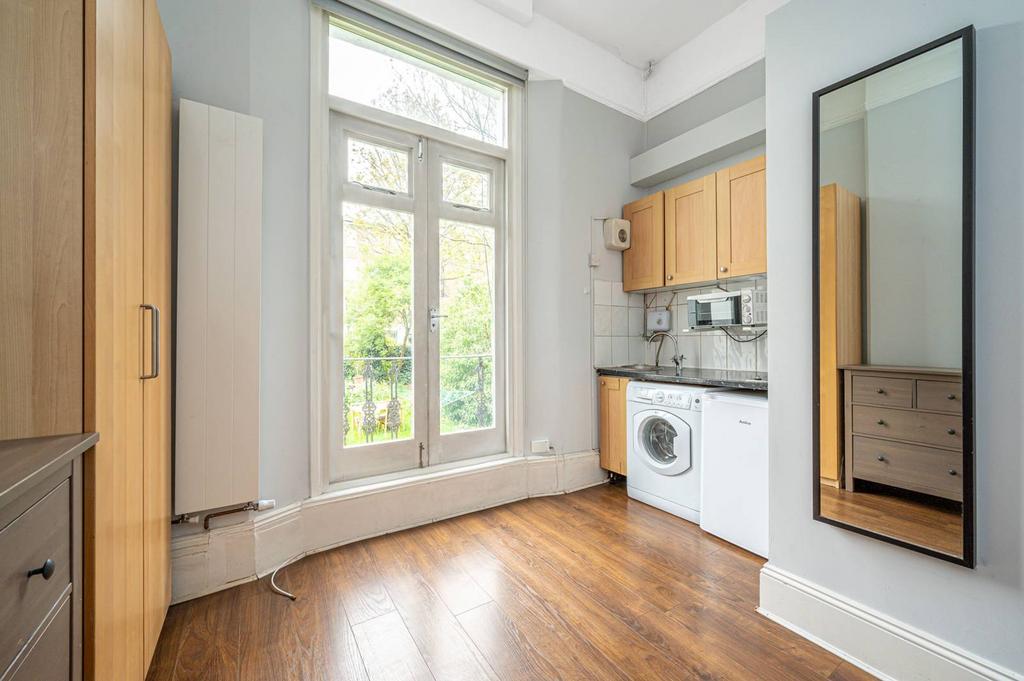Adamson Road, Belsize Park, London, NW3 Studio - £1,669 pcm (£385 pw)