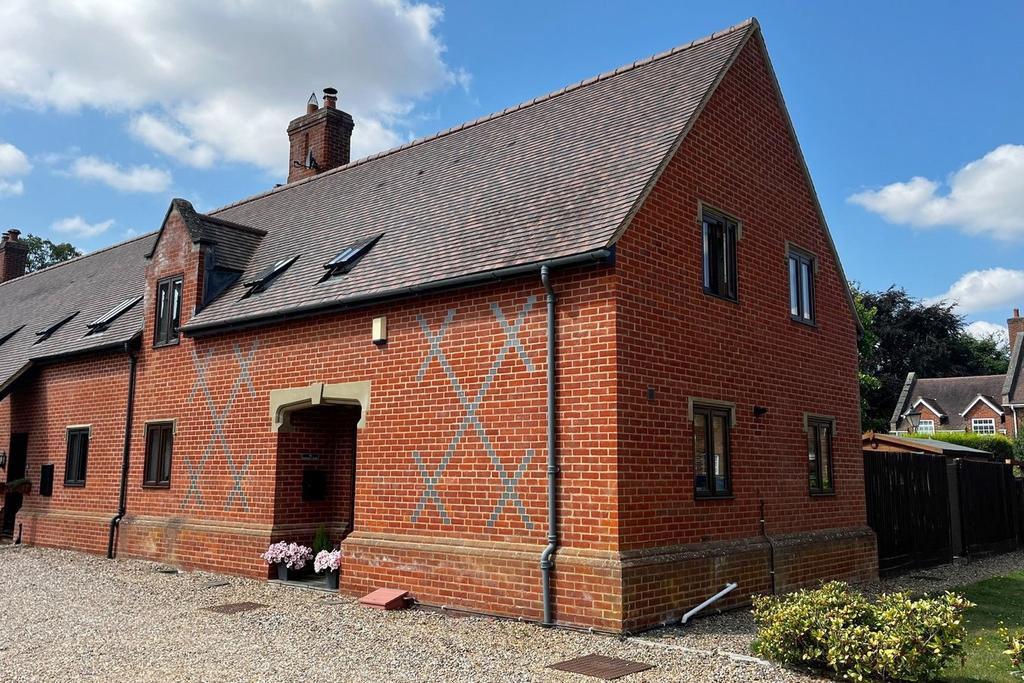 Manor Court, Manor Gardens... 3 bed village house for sale - £500,000