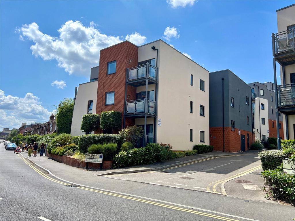 Walnut Tree Close, Guildford, Surrey... 1 bed apartment - £249,500