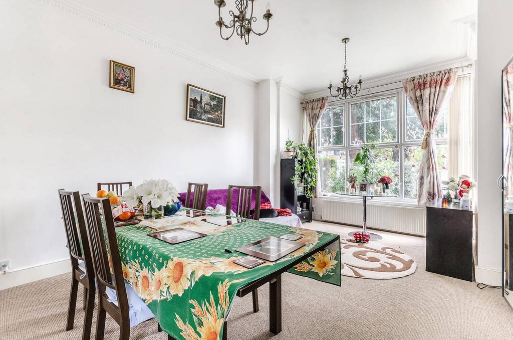 Conyers Road, Streatham, London, SW16 3 bed flat - £2,500 pcm (£577 pw)