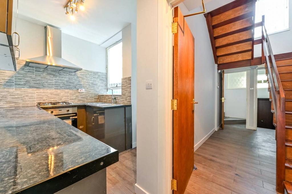 Boleyn Road, London, N16 3 bed apartment to rent - £4,250 pcm (£981 pw)